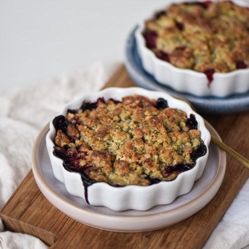 Smulpaj med hallon, blåbär och vispad vaniljcrème fraiche! - Salt som ...