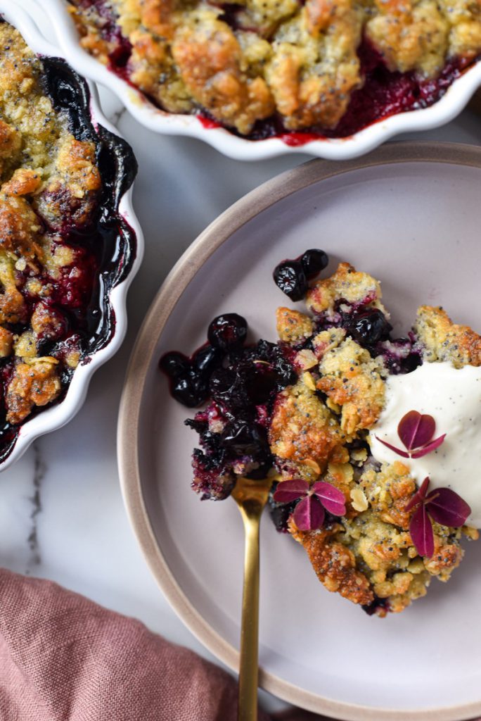 Smulpaj med hallon, blåbär och vispad vaniljcrème fraiche! - Salt som ...