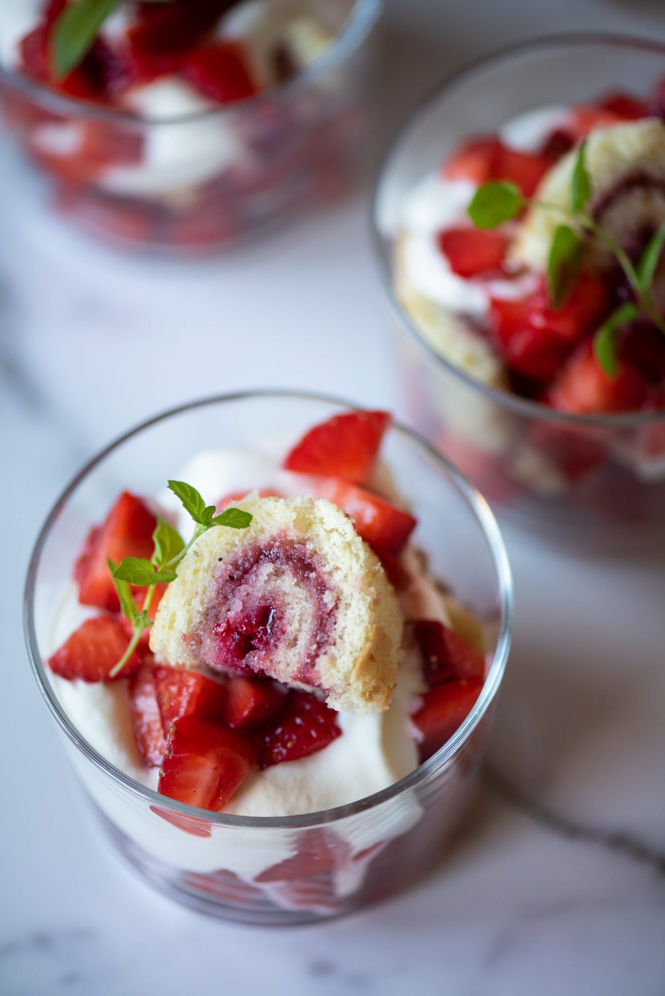 Midsommardessert med rulltårta och färska jordgubbar - Salt som Socker