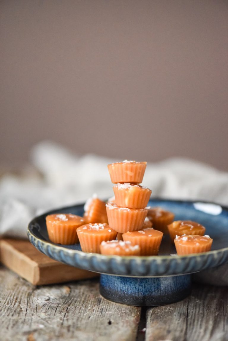 Knäck med rostad mandel & flingsalt - Salt som Socker