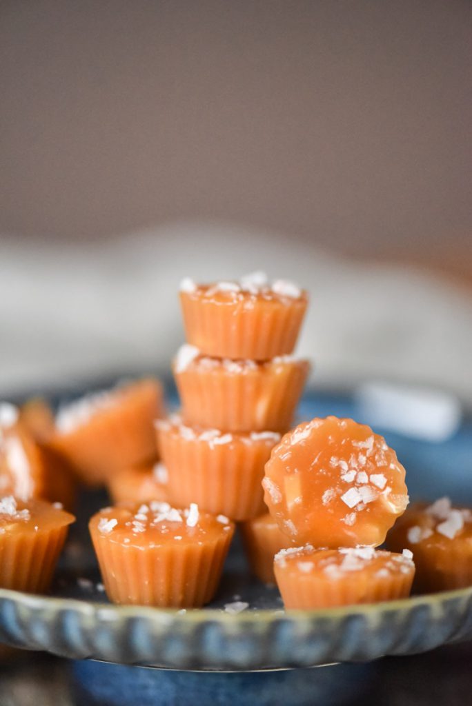 Knäck med rostad mandel & flingsalt - Salt som Socker