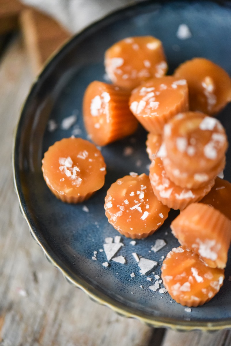 Knäck med rostad mandel & flingsalt - Salt som Socker