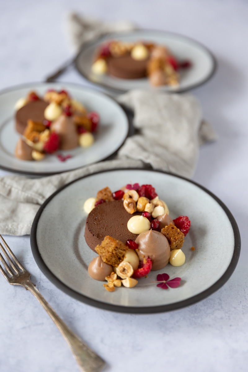 Desserttallrik med choklad på 2 sätt, brynt mandelkaka, citruscurd och kanderade hasselnötter ...